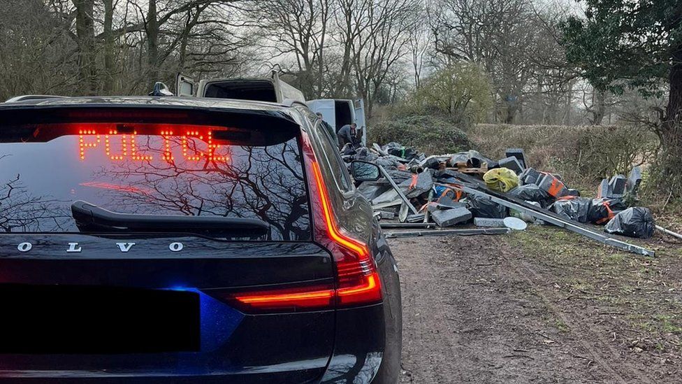 Warwickshire residents block in fly-tippers caught in act - BBC News