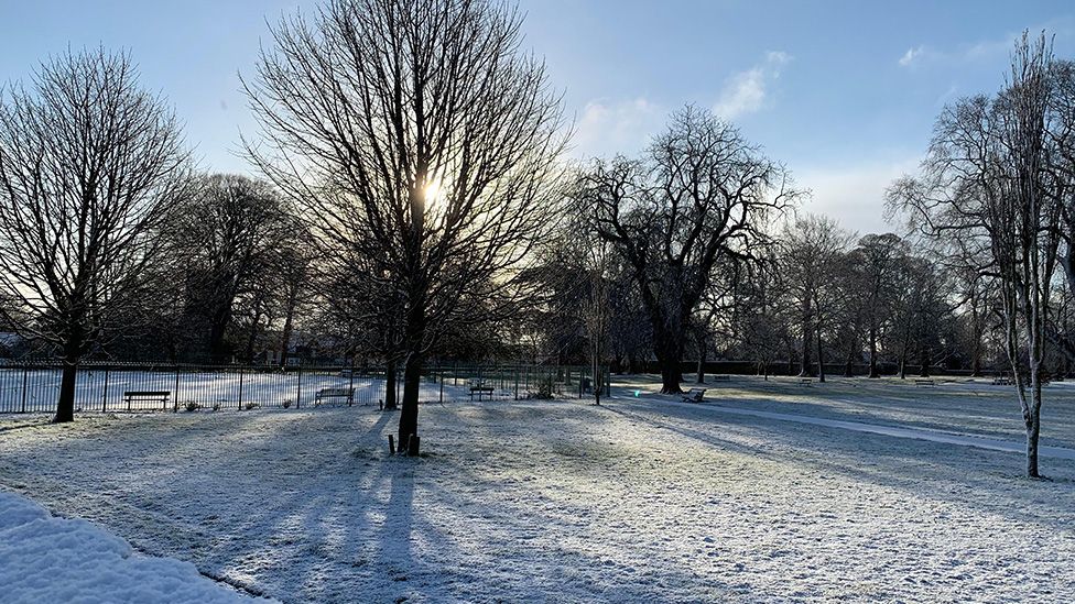 Northern England wakes to blanket of snow and icy roads - BBC News
