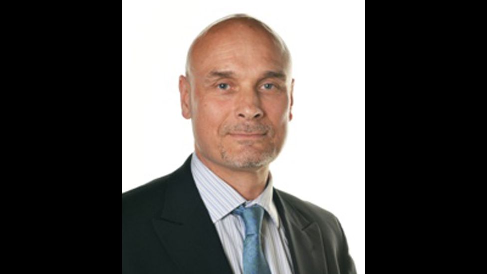 Tory councillor expelled over BNP links - BBC News