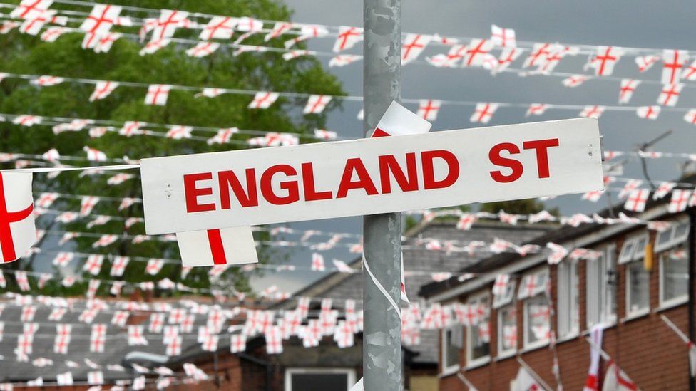 2018 World Cup: Flying the flag for England - BBC News