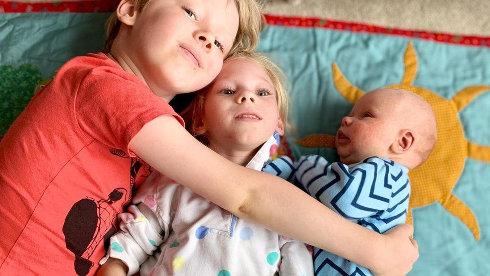 Friends fundraise to help four-year-old communicate - BBC News