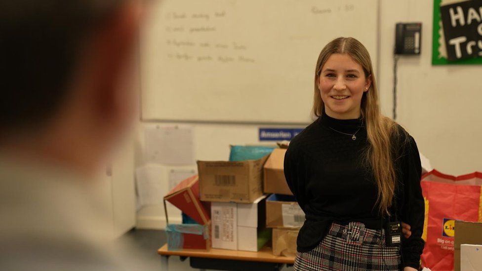 Y Gymraeg: Iaith ysgol yn unig neu iaith fyw? - BBC Cymru Fyw