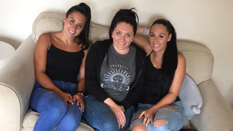 Bereaved blogger Rochelle Bugg shares story to help young carers - BBC News