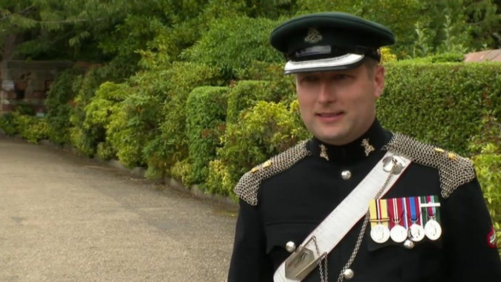Army reservists granted freedom of Shrewsbury - BBC News