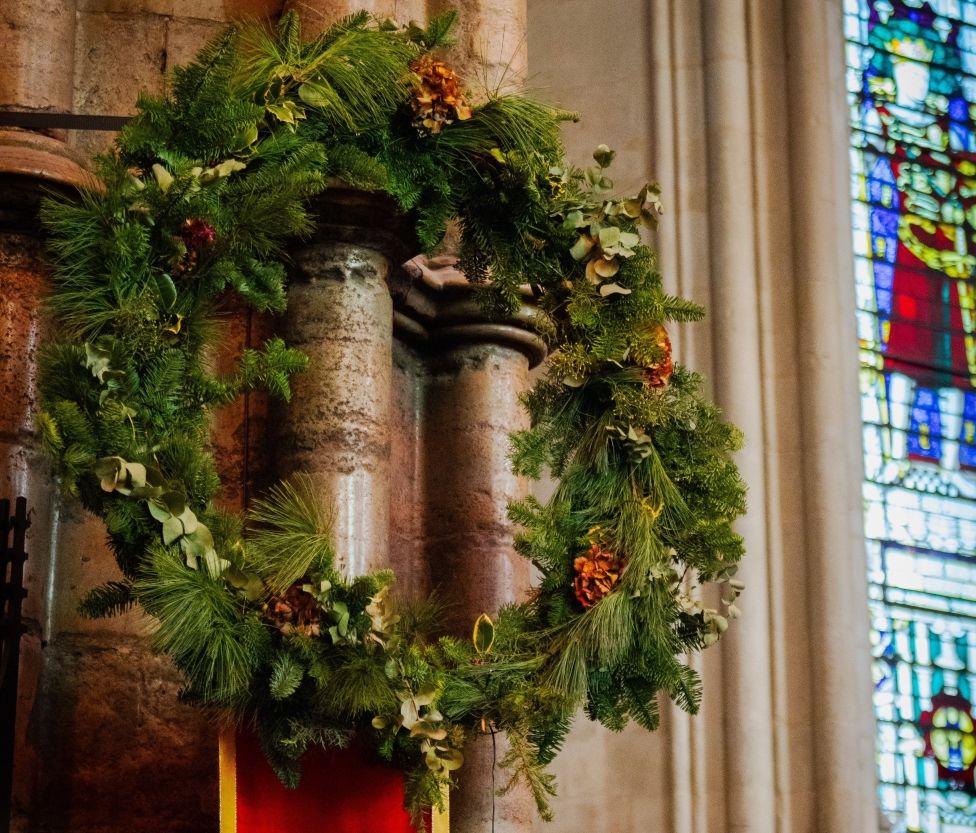 Northampton plant expert 'honoured' to create Royal wreaths - BBC News