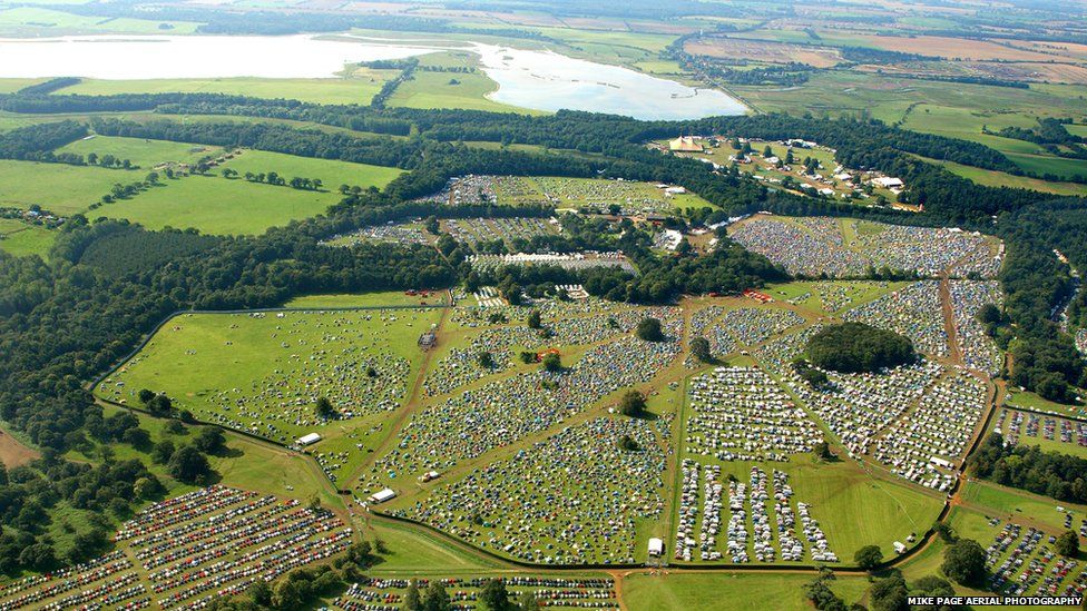 Latitude Festival celebrates 10th year at Henham Park in Suffolk - BBC News