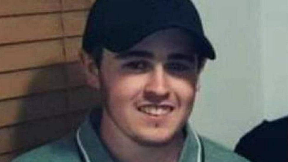 Man, 19, dies in hospital after South Ayrshire crash - BBC News