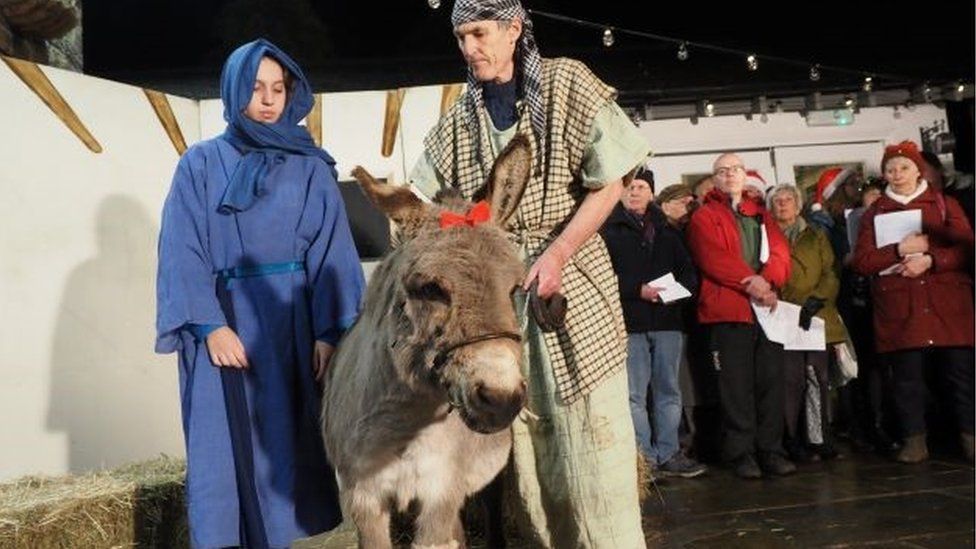 Stannington: Nativity event held days after gas restored - BBC News