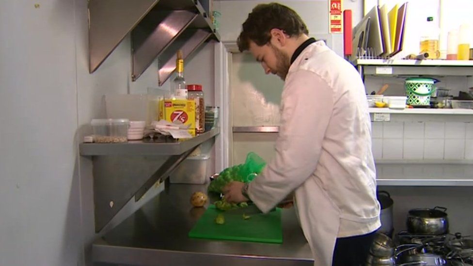 Norwich chef opens Gatherers restaurant for Christmas meals - BBC News