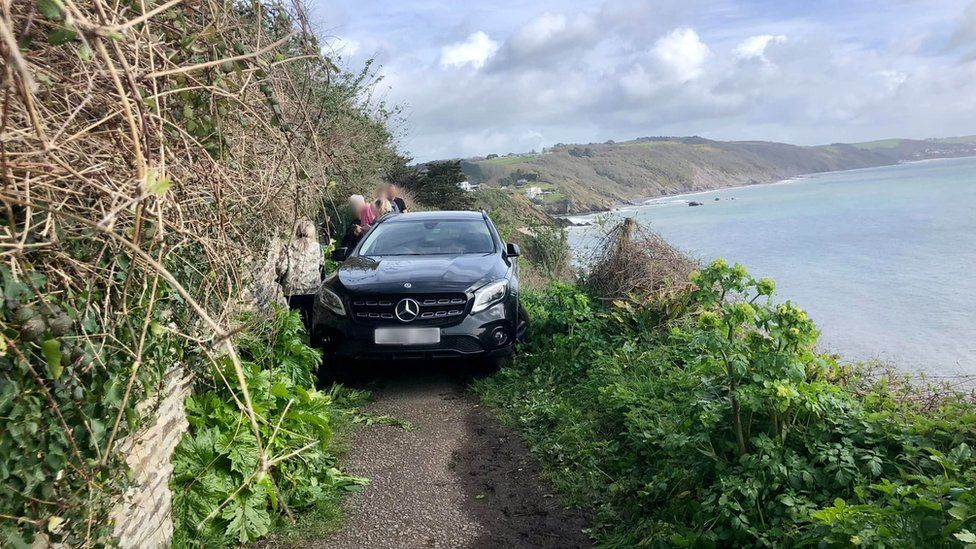 Car stuck on Looe cliff path recovered - BBC News