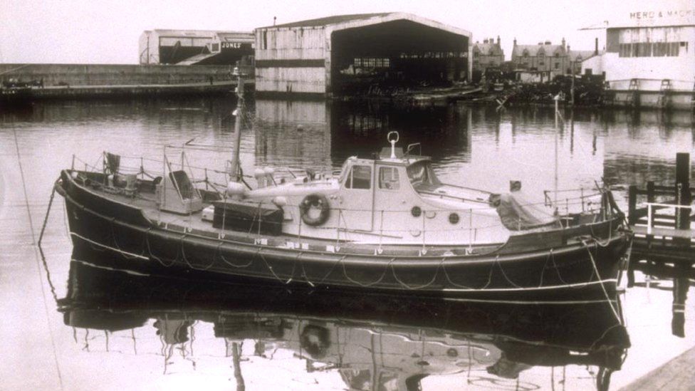 Restored old lifeboat returns home to Buckie - BBC News