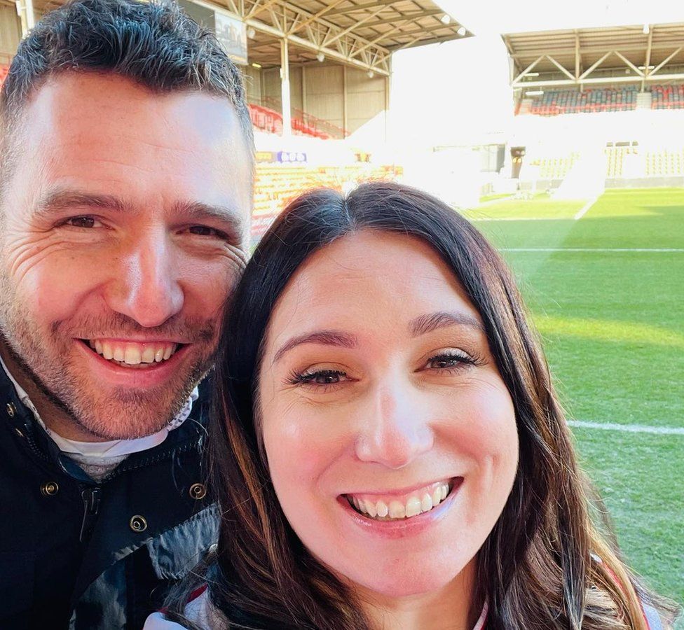 Dragon Chat: Lle i drafod y da a'r drwg a'r bêl gron - BBC Cymru Fyw