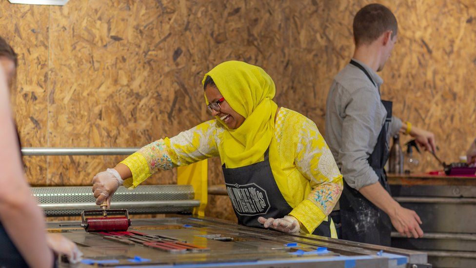 Large-scale letterpress printer gives voice to Bradford - BBC News