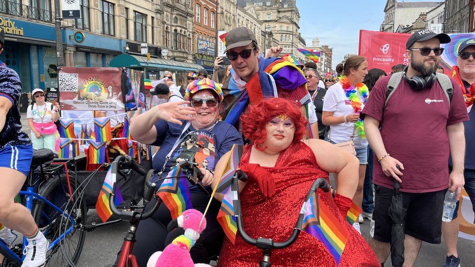 Lluniau Pride Cymru 2023 - BBC Cymru Fyw