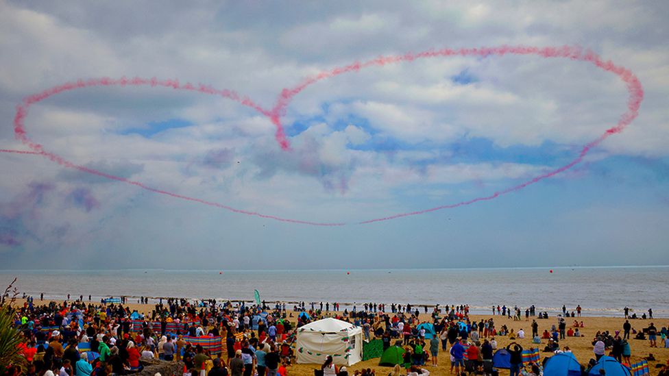 Swansea: Funeral for Morgan Ridler who died of cancer - BBC News