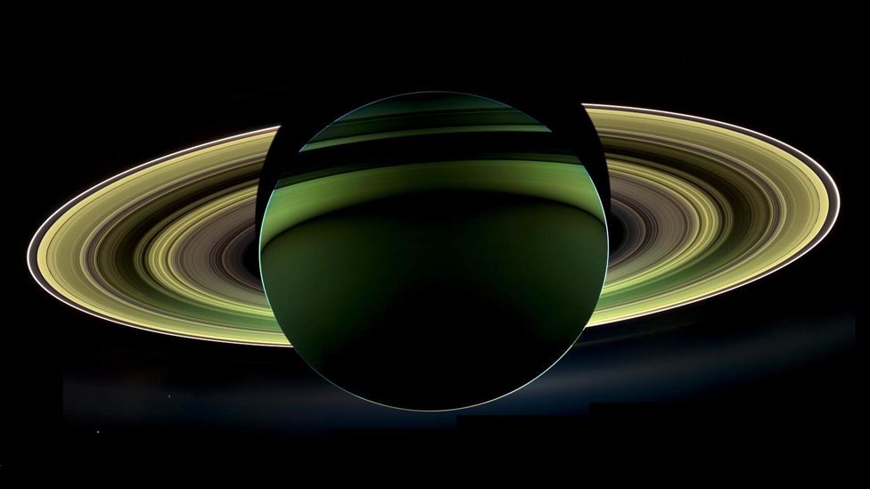 Cassini conducts last picture show - BBC News