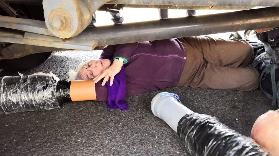 Extinction Rebellion: Climate protesters block roads - BBC News