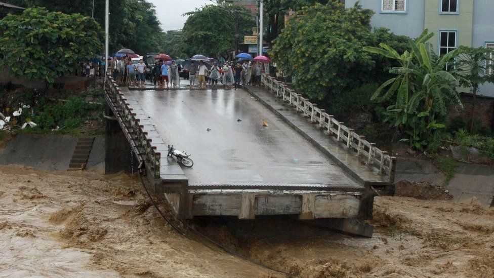 Vietnam flash floods and landslides kill dozens - BBC News