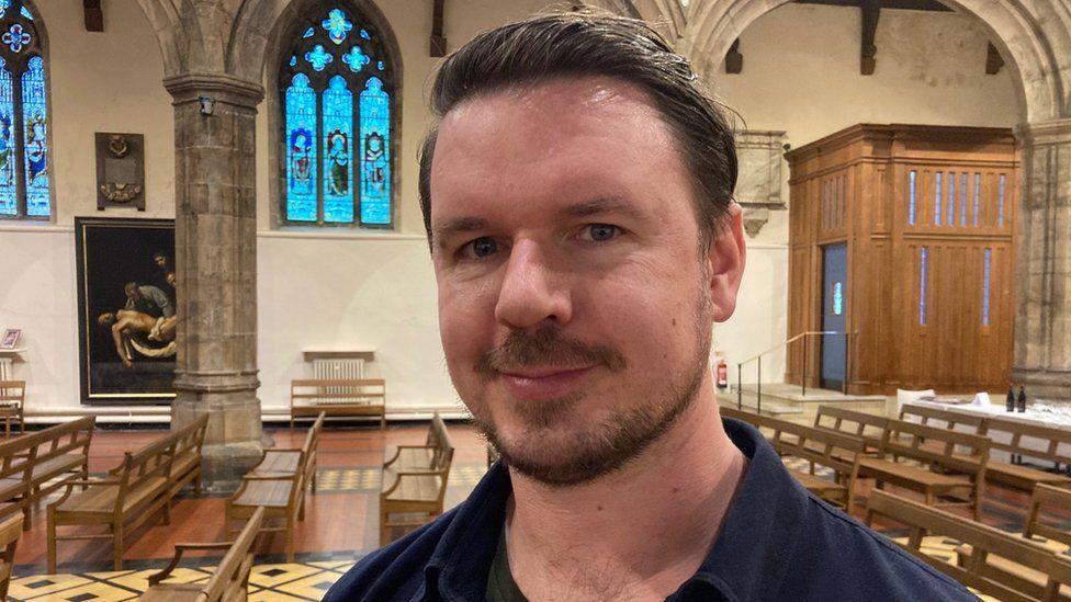 Côr i ganu geiriau Crist ar y Groes yn Gymraeg am y tro cyntaf - BBC ...