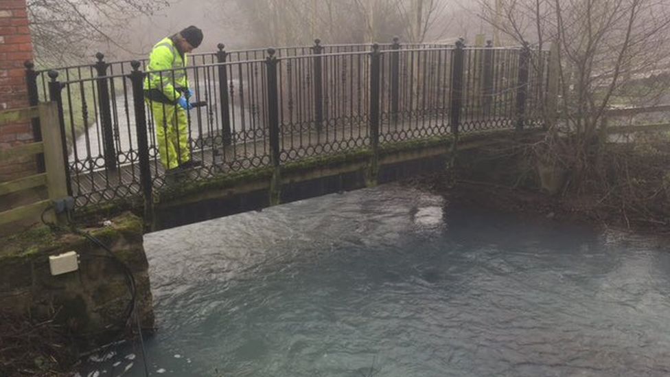 River Morda still out of bounds at Oswestry due to pollution - BBC News