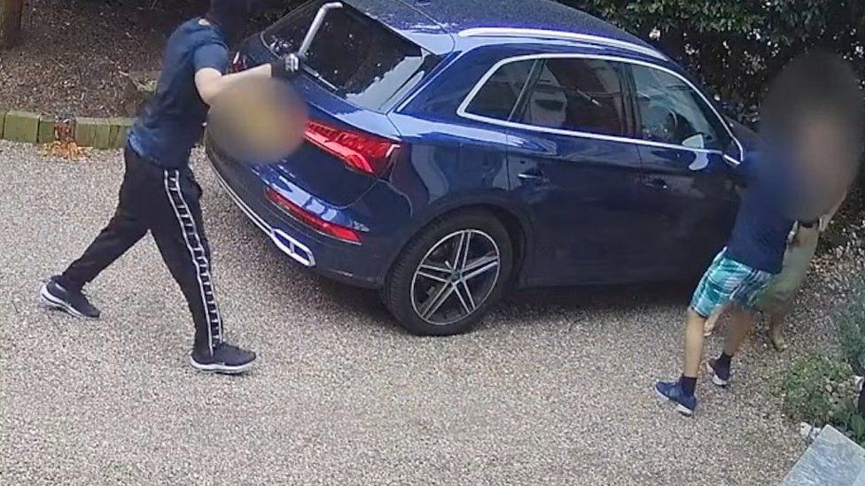 Boy 'traumatised' after attempted Moseley carjacking - BBC News