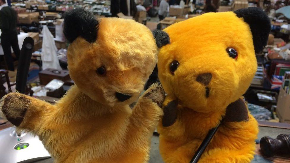 Sooty puppet owned by Corbett family sold for £2,000 - BBC News