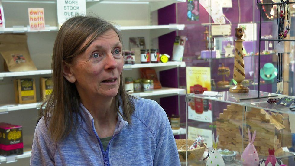 Un o siopau Masnach Deg cyntaf Cymru yn cau - BBC Cymru Fyw