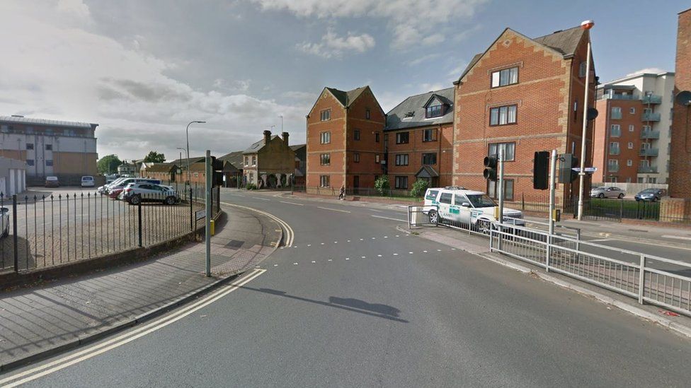 Pedestrian hit by bus in Reading dies - BBC News