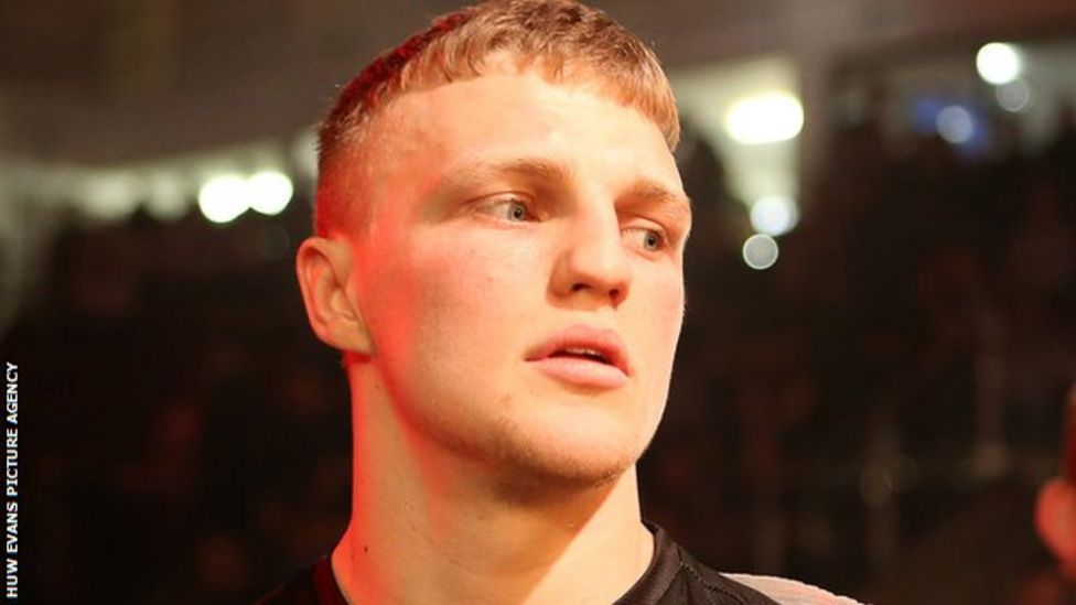 Cage Warriors: Mason Jones beats Adam Proctor to hold second world ...