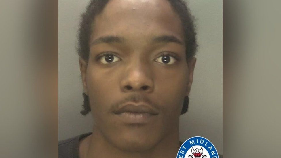 Kings Heath stabbing: Man wanted in connection with murder - BBC News