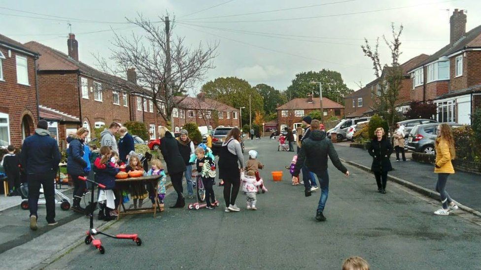 Close roads so children can play, cyclist Jason Kenny says - BBC News