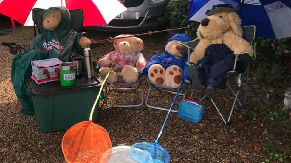 Neighbours donate to St Albans' 'stolen' teddy display - BBC News