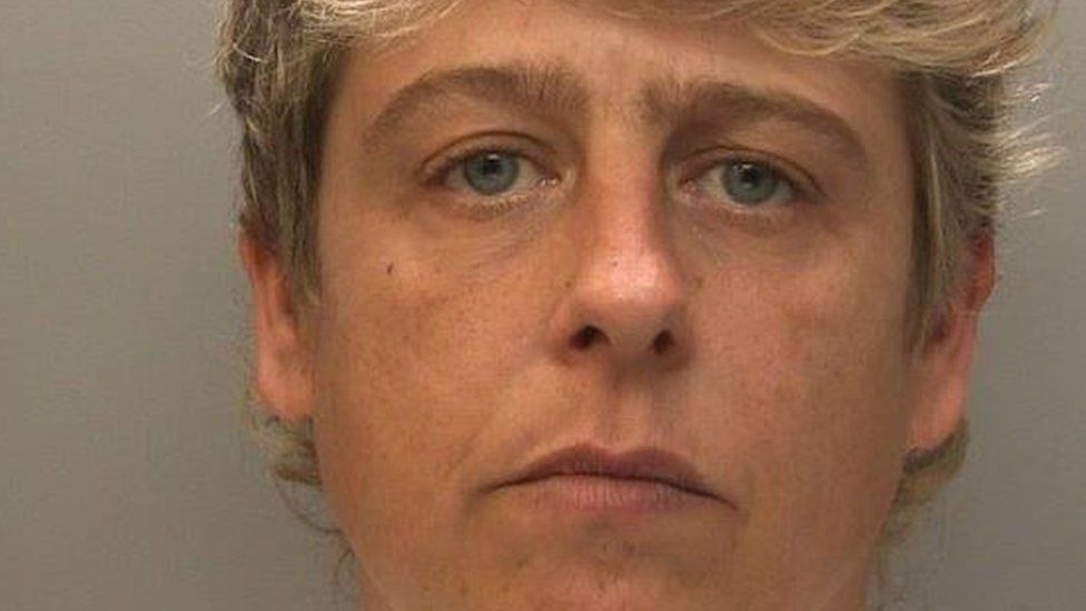 Jacqueline Rigg jailed for conning elderly widower - BBC News
