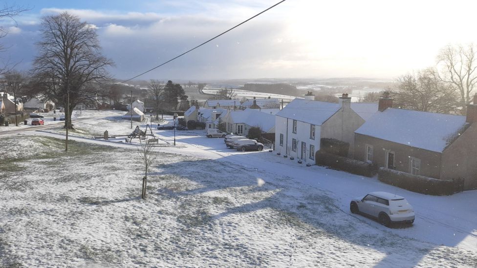 Snow and icy conditions across Scotland forecast for weekend - BBC News
