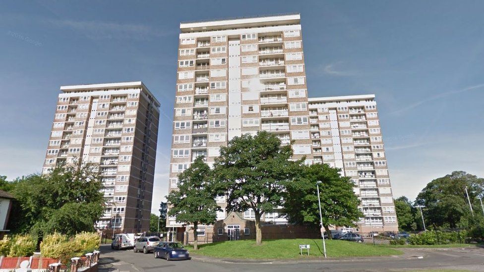 Knowsley Housing Trust tenants 'left at risk from fire' - BBC News
