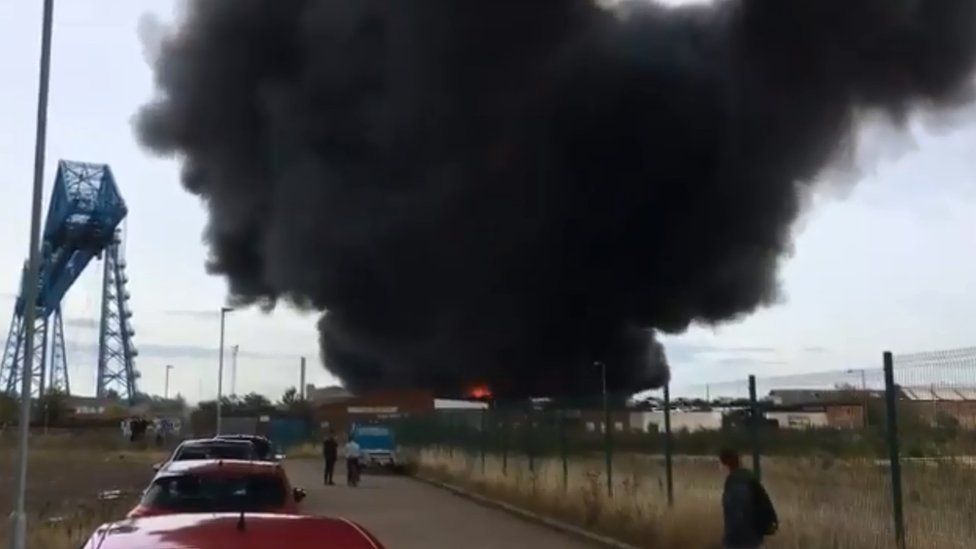 Plumes of smoke from Middlesbrough scrapyard fire - BBC News