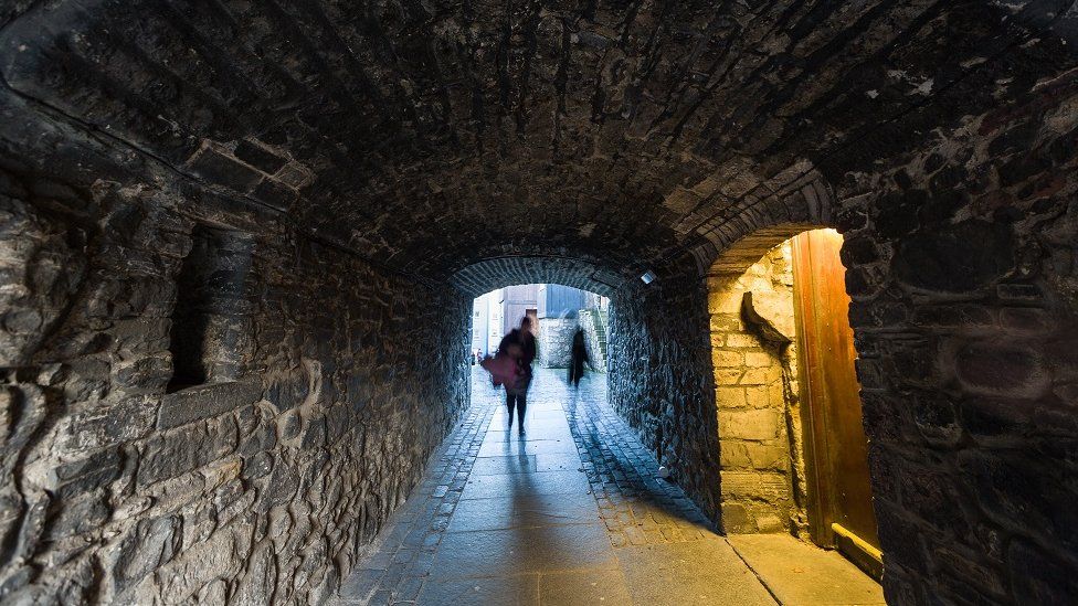 Edinburgh's 'dilapidated' closes to be transformed - BBC News