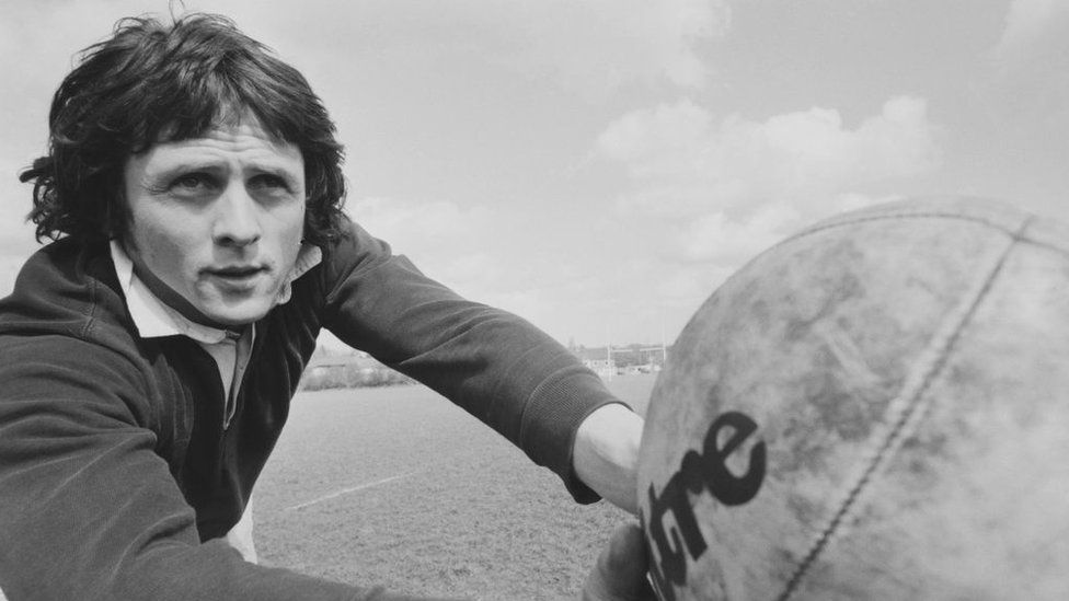 'Golff yn llenwi bwlch': Brynmor Williams yn 70 - BBC Cymru Fyw