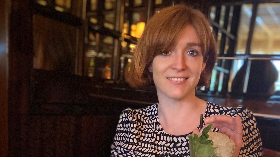 Ateb y Galw: Yr artist Manon Awst - BBC Cymru Fyw