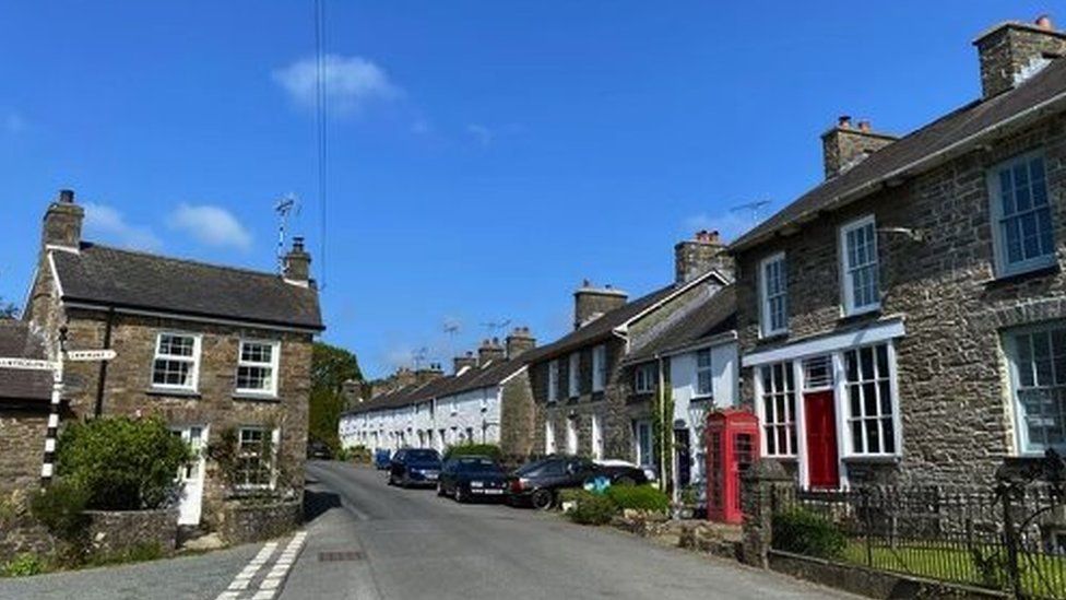 'A welest ti'r prynwyr yn nhref Derwen-gam?' - BBC Cymru Fyw