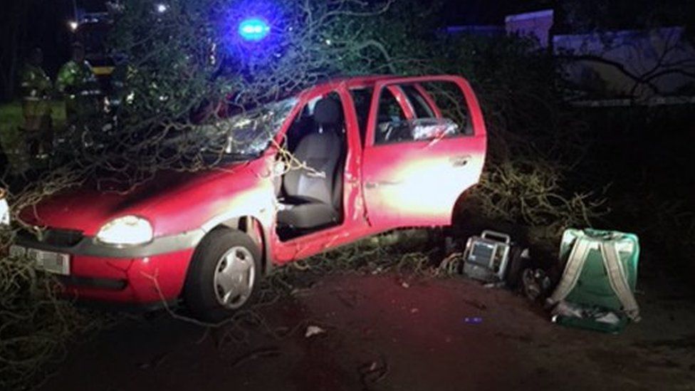 Woman rescued in Buckinghamshire after tree falls on car - BBC News