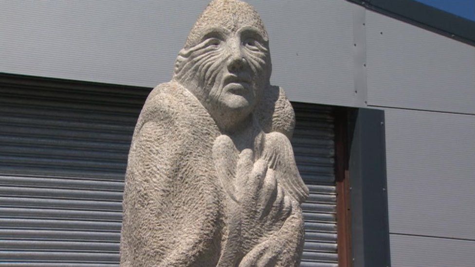 Cludo cerflun anferth o Dewi Sant o Gymru i Lydaw - BBC Cymru Fyw