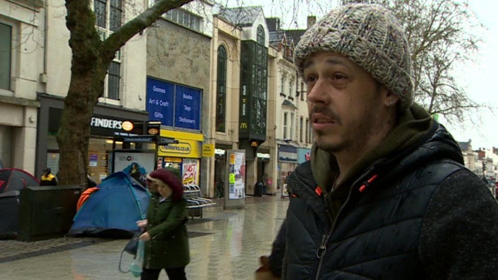 Cardiff homelessness: Should you donate tents to people? - BBC News