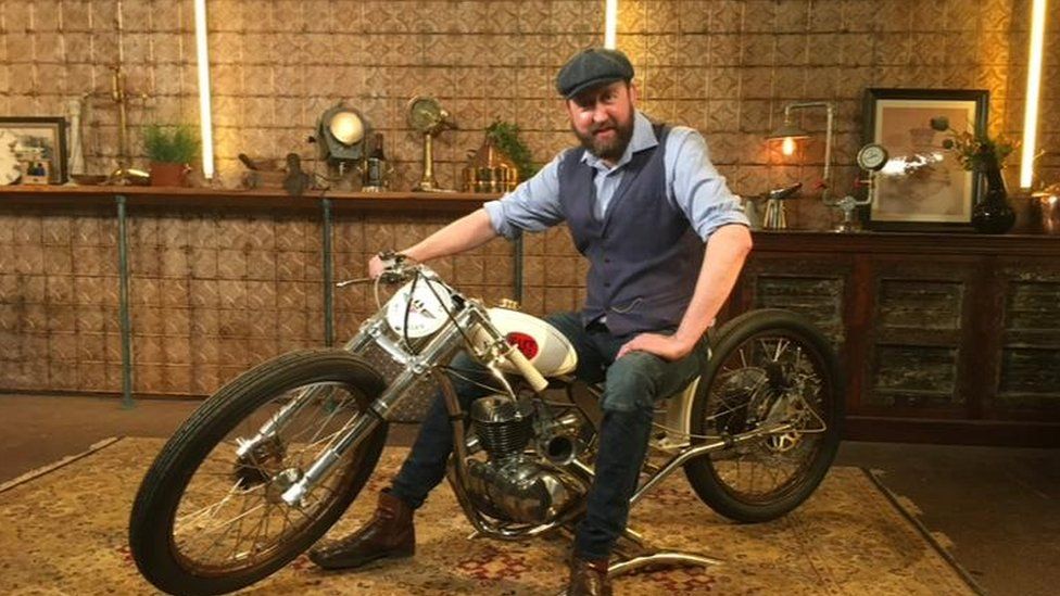 Hanes yn ei ddwylo: Sgwrs â’r arwerthwr Simon Bower - BBC Cymru Fyw