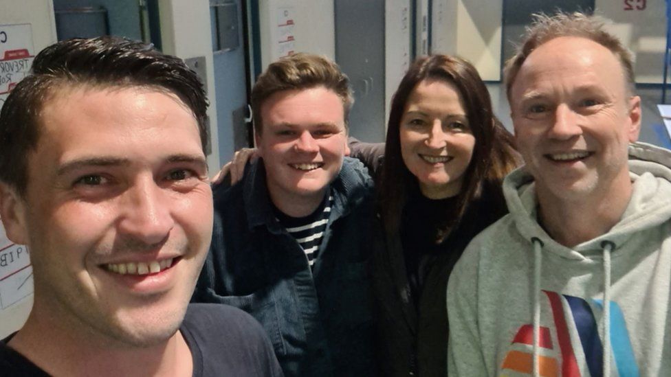 Bariau: Drama S4C yn 'rhoi gobaith' i gyn-weithwyr 2Sisters - BBC Cymru Fyw