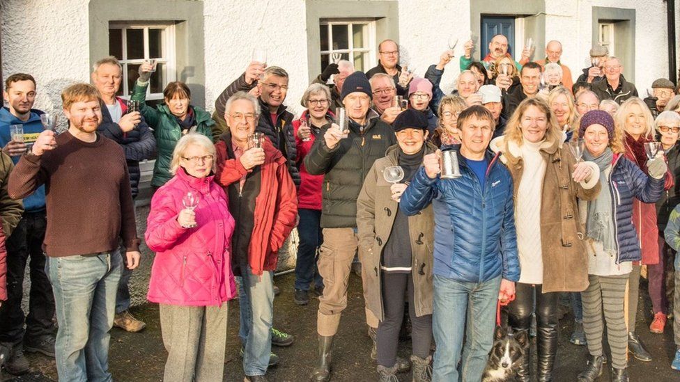 Lake District residents raise £400k to buy Bampton pub - BBC News