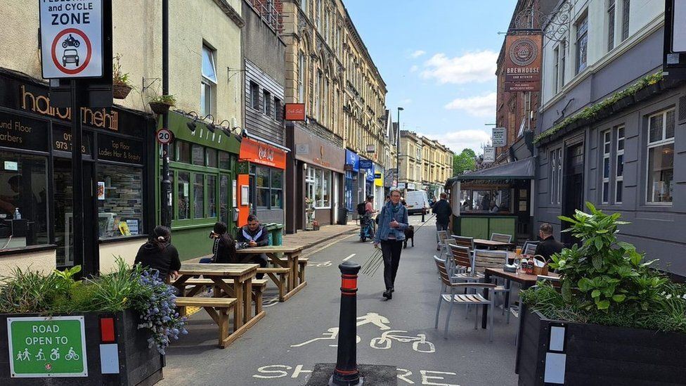 Cotham Hill: Work begins on Bristol suburb's pedestrianisation - BBC News