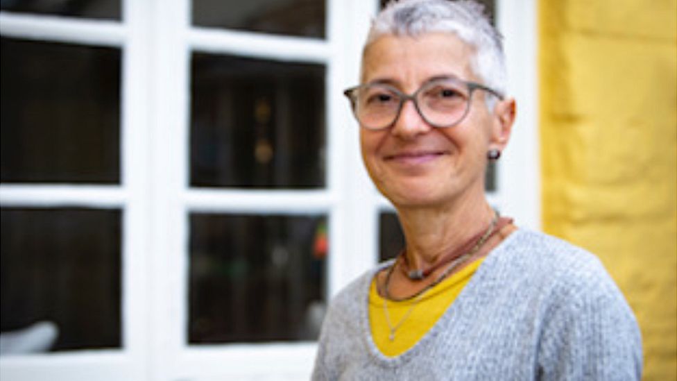 Ehangu cymorth iechyd meddwl i bob gweithiwr iechyd - BBC Cymru Fyw