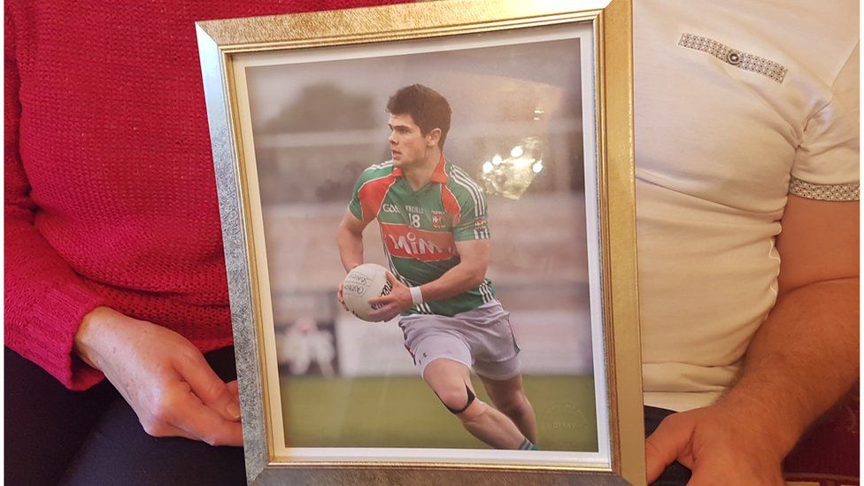 Slaughtmanus Gaelic Club names gym after former player - BBC News