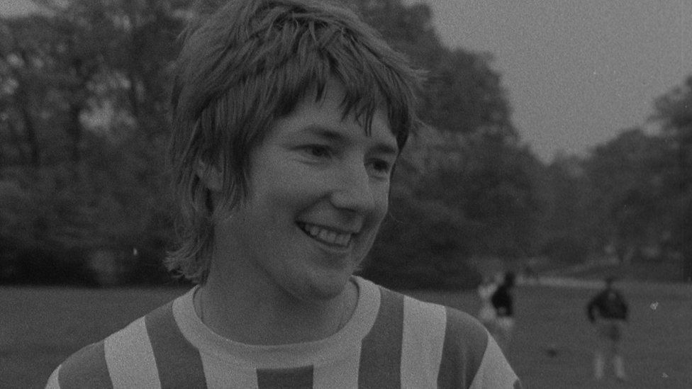 Ex-England women's footballer blames dementia on heading - BBC News